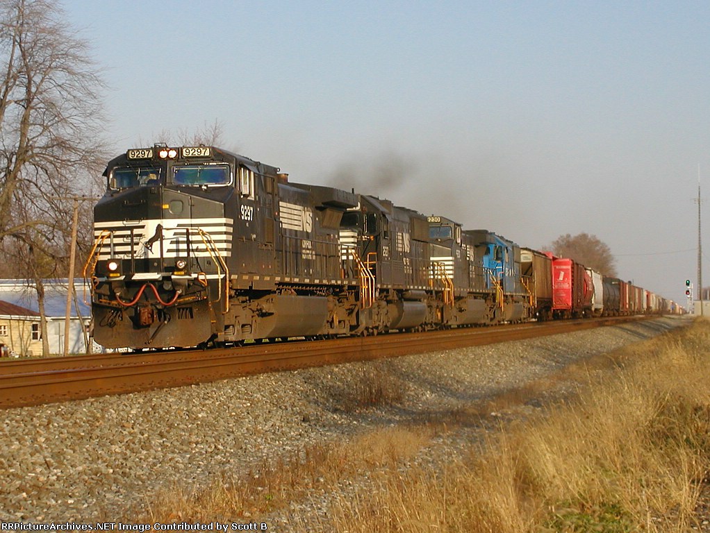 NS 9297 NS 17N 3:30 pm NS Chicago Line